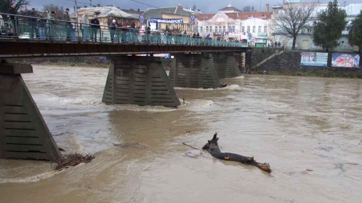 Ukrainian Parliament Issues Aid After Floods Kill 30