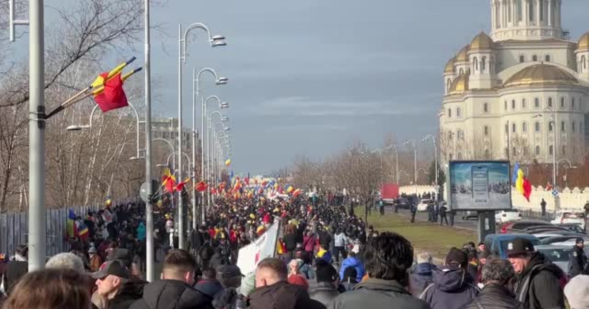 Protest organizat de susținătorii lui Călin Georgescu în fața ...