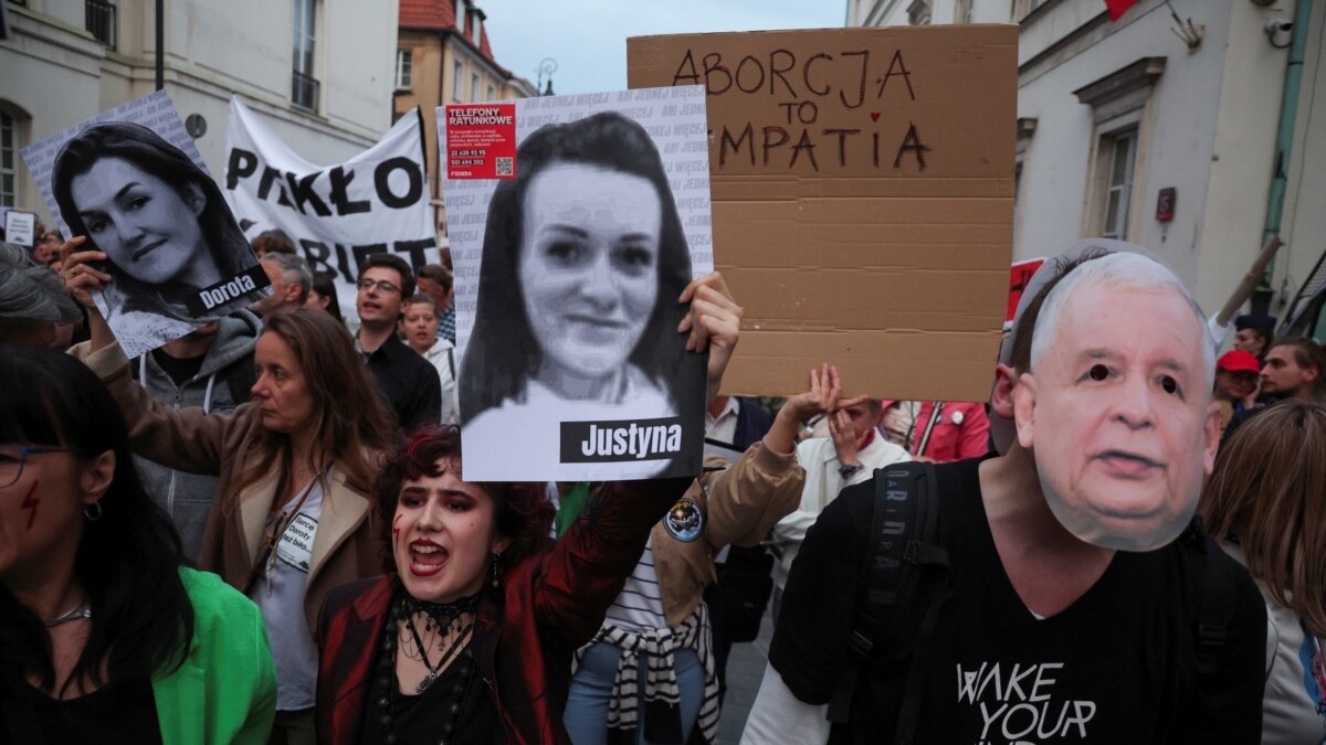 Хиляди протестираха срещу забраната на абортите в Полша след смъртта на бременна жена