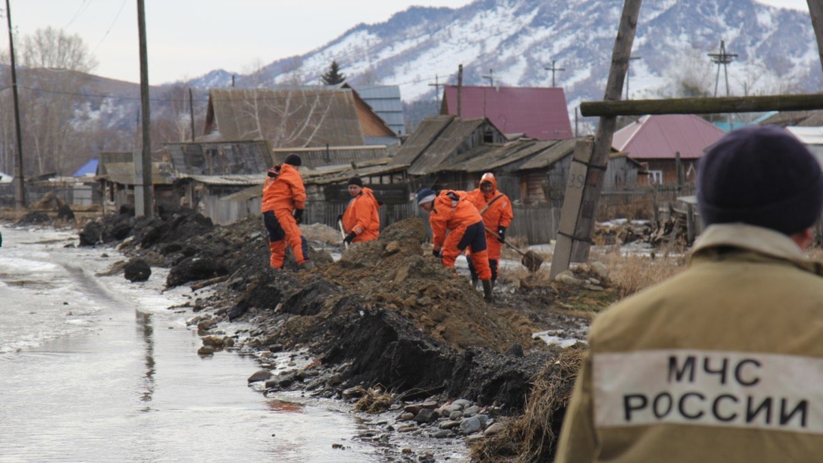 More Than 1,000 Evacuated In Siberia Amid Flooding