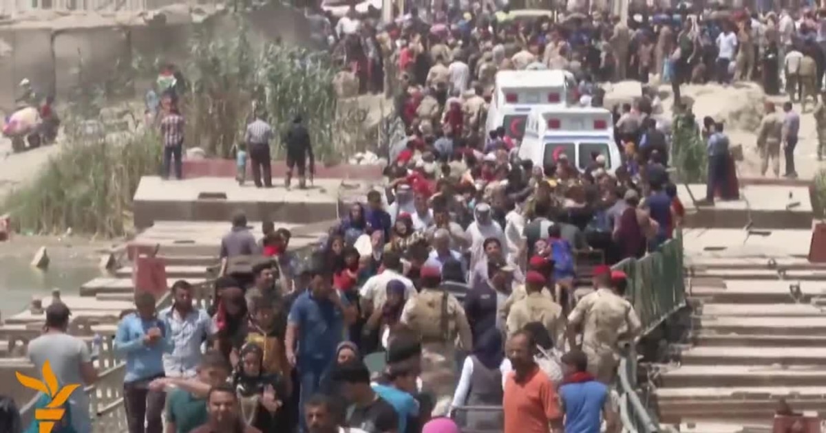 Iraqis Fleeing Ramadi Stream Across Bridge Into Baghdad