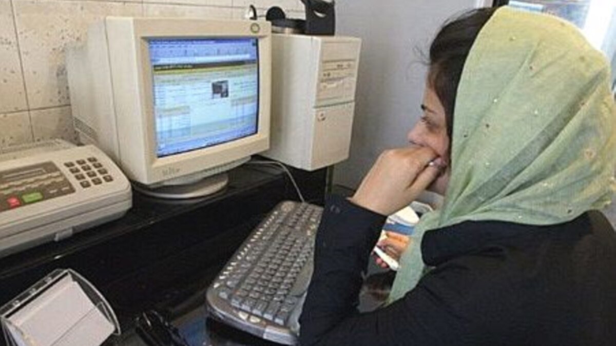 Iran Bans Banks From Sending Statements To 'Foreign' E-Mail Addresses