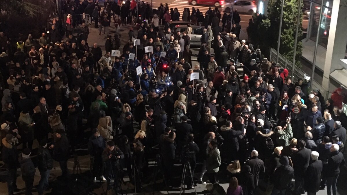 Hundreds Protest In Belgrade Against RTS 'Bias'