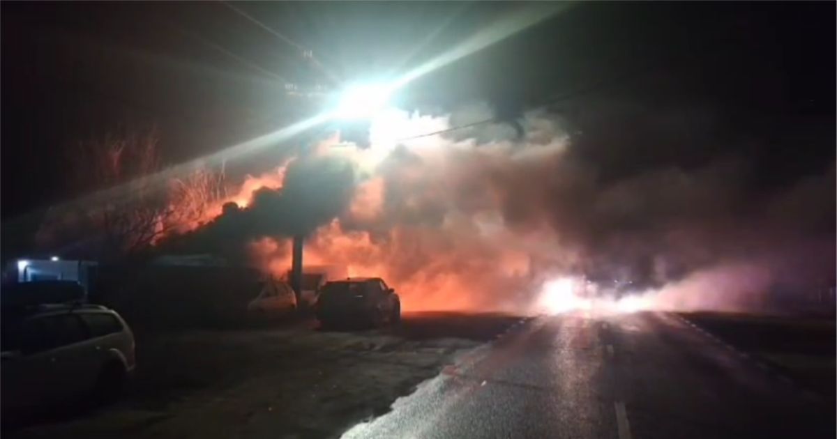 Incendiu la Crevedia lângă fosta stație GPL care a explodat în 2023 ...
