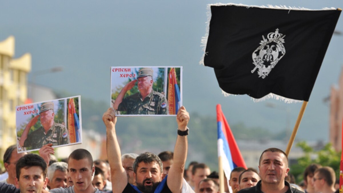 Četnički simboli po seoskim zborovima i mitinzima