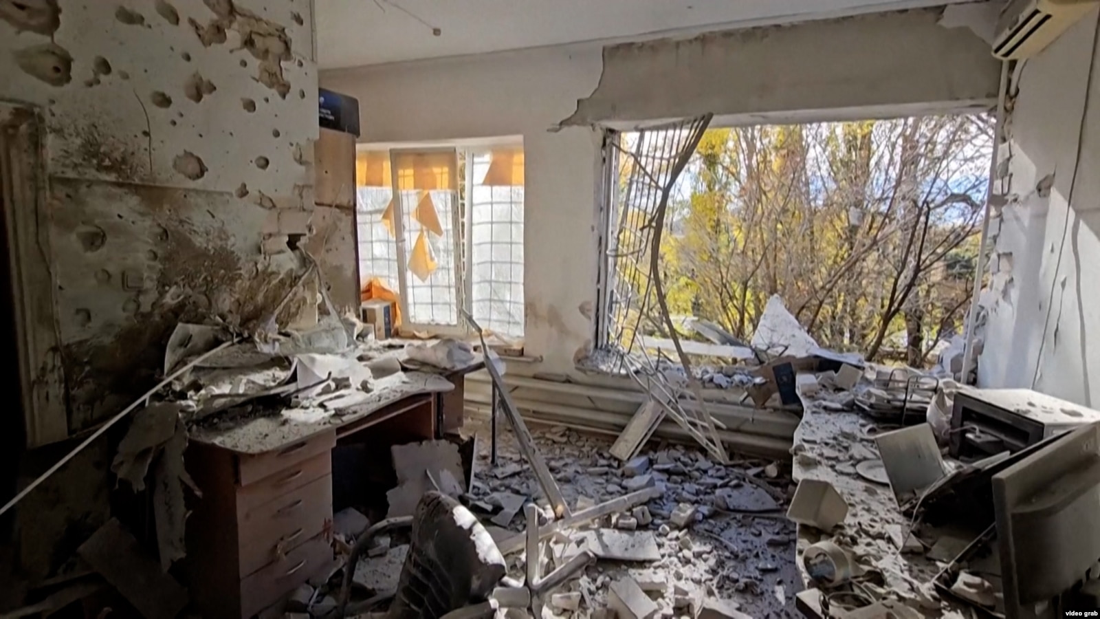 Жизнь на линии фронта: как жители Херсона выживают под обстрелами. Читайте на UKR.NET