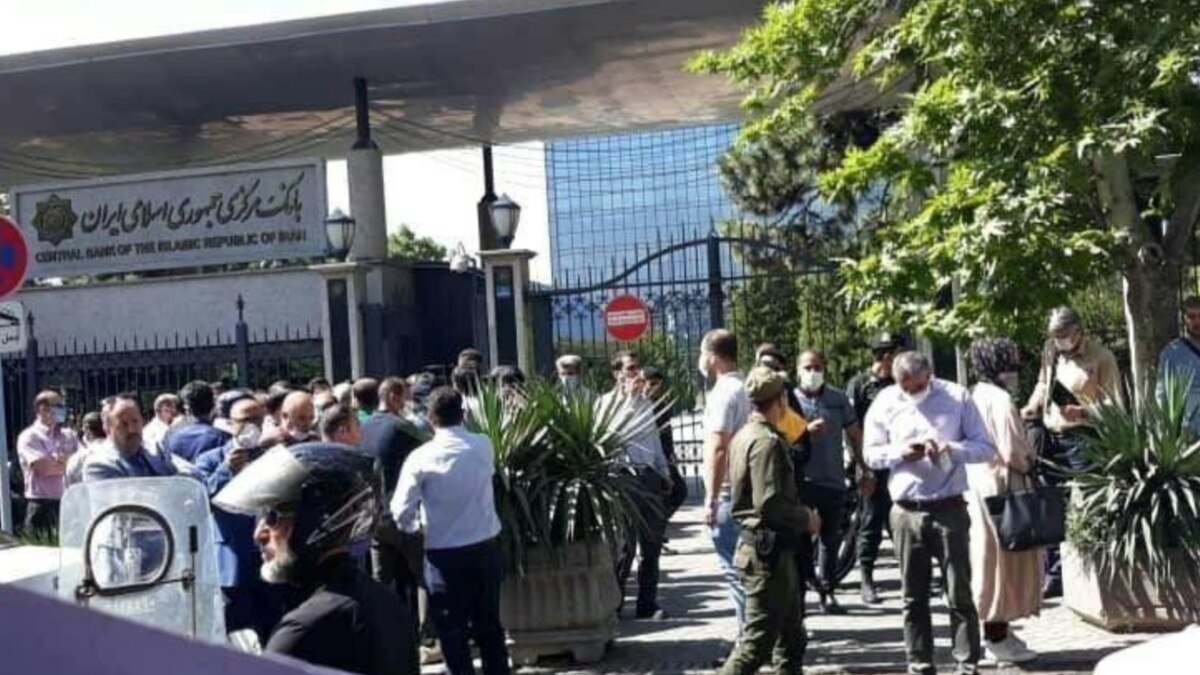 Protesters In Tehran Call On Central Bank Governor To Step Down