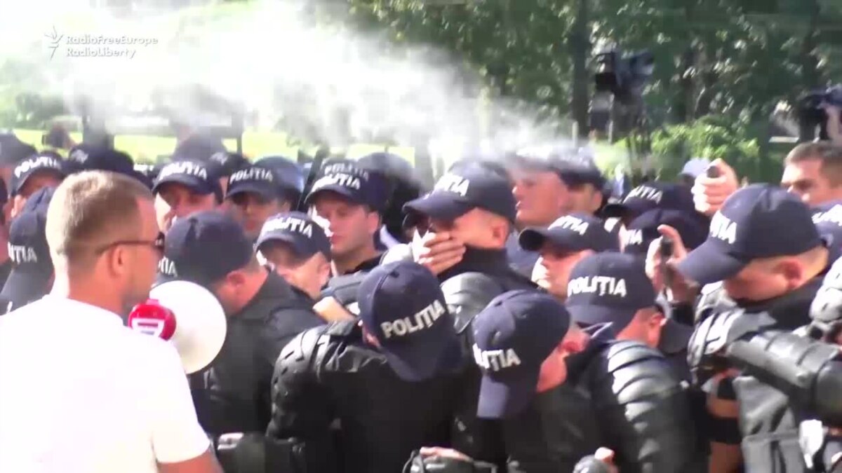 Moldovan Police Clash With Protesters On Independence Day
