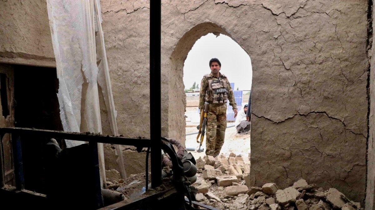 Afghan Troops, Police Abandon Nearly 200 Checkpoints To Taliban