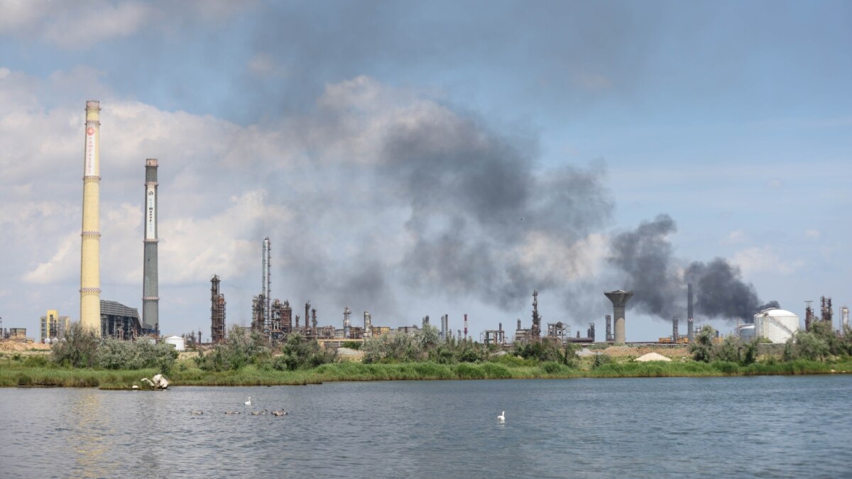Explozie fără victime la Rafinăria Petromidia din Năvodari, în timpul ...