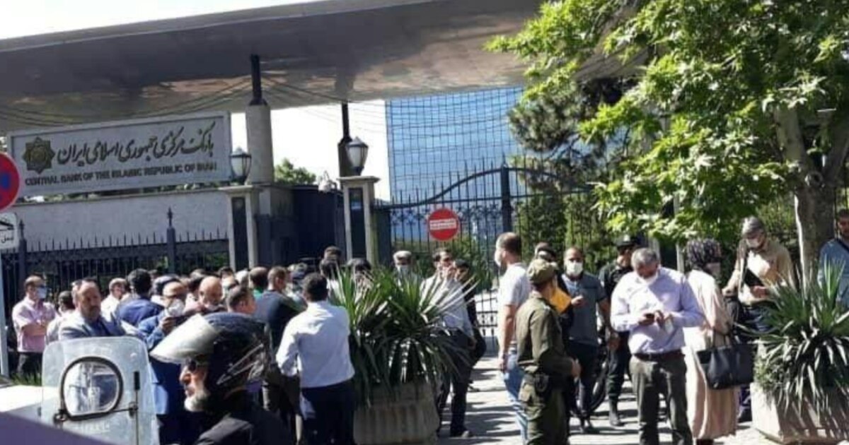 Protesters In Tehran Call On Central Bank Governor To Step Down