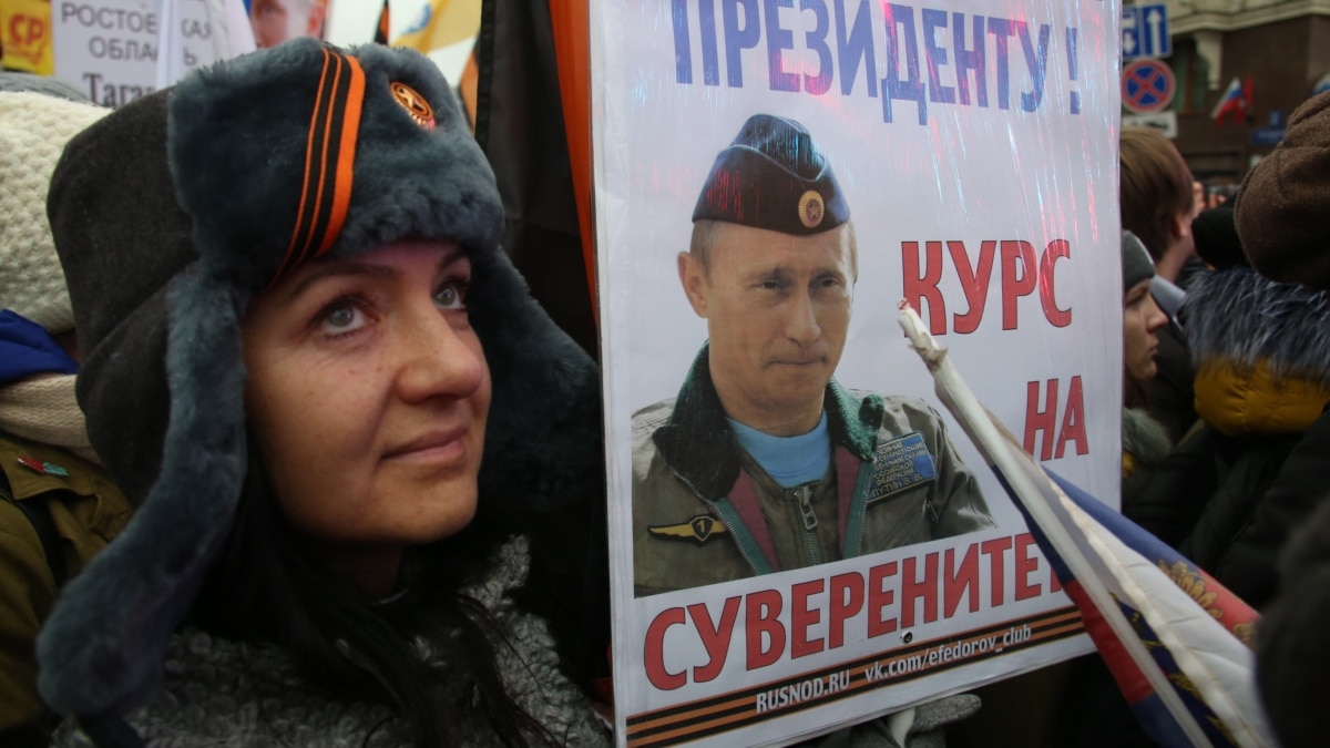 Russia Marks National Unity Day With Rival Rallies, Statue