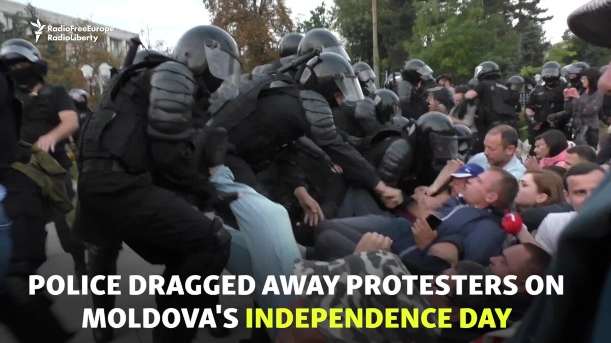 Moldovan Leaders, Protesters Face Off On Independence Day