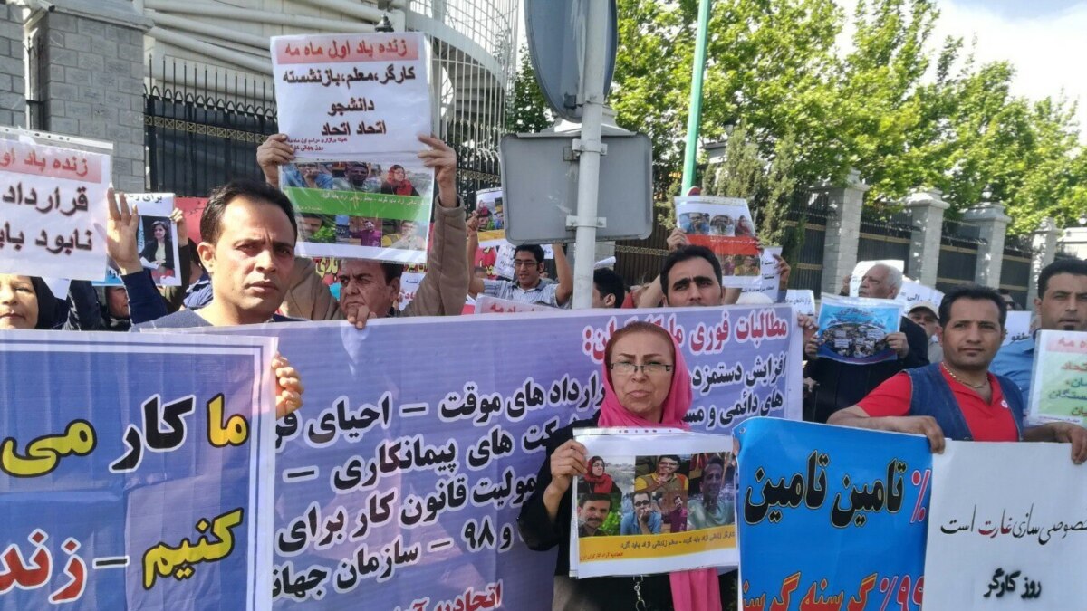 Iranian Workers Get A 'Humiliating' Wage Increase