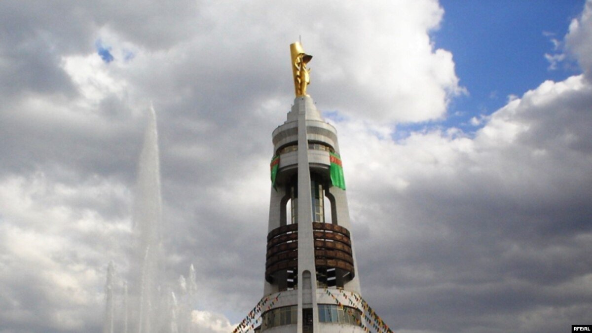 Turkmenistan Removes Gold Statue Of Niyazov From Ashgabat