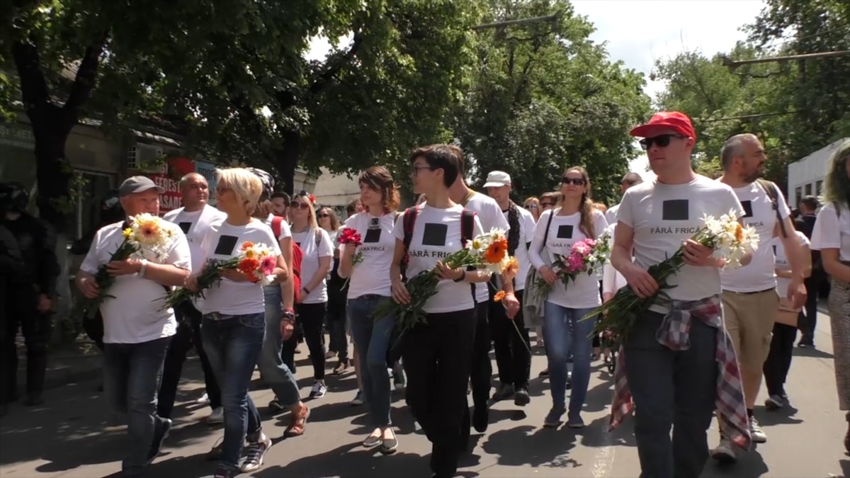 Moldovan Police Halt LGBT March To Avoid Clash With Counterprotesters
