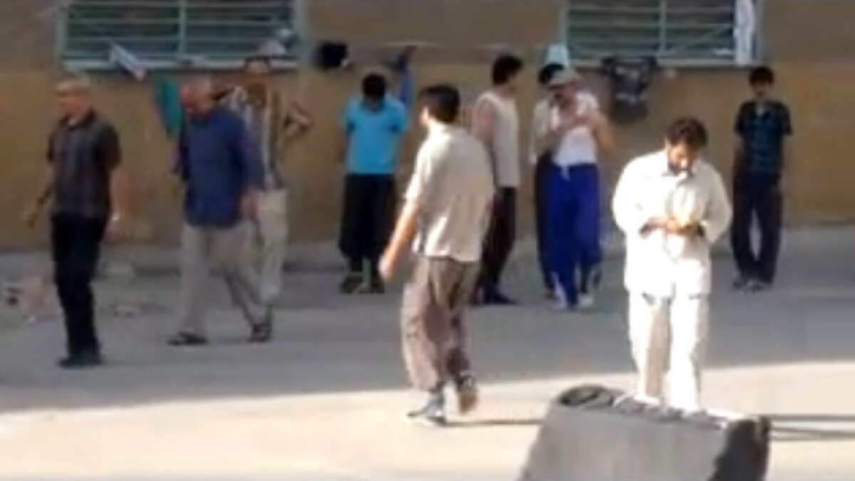 A Cellphone Takes You Inside An Iranian Prison