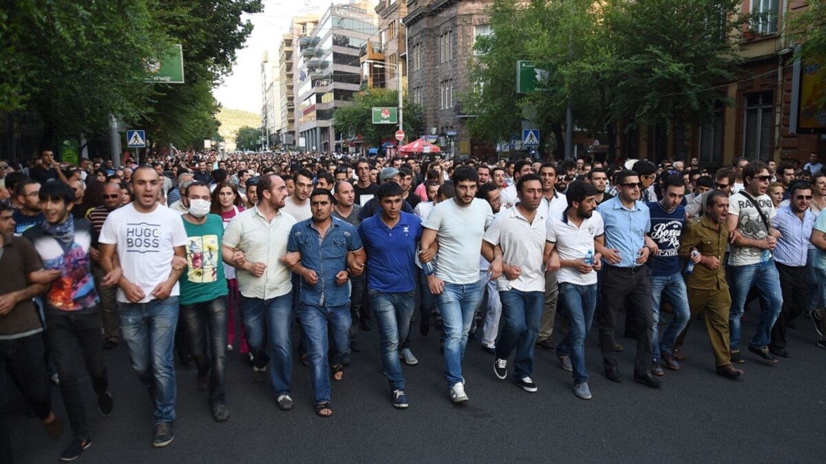Standoff Between Armenian Protesters, Police Resumes