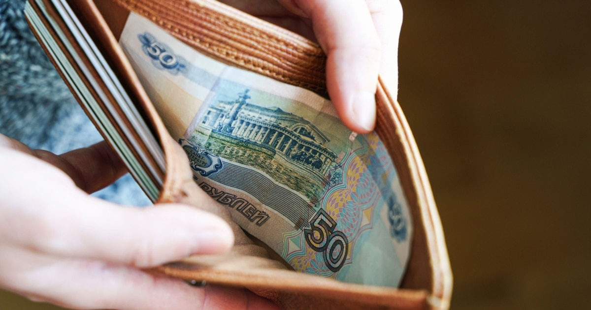 Russian Central Bank Hikes Key Interest Rate As Ruble Weakens Sharply