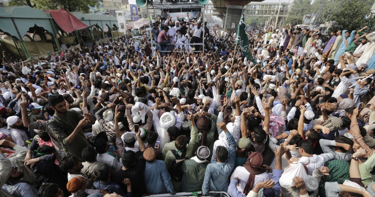 Thousands In Pakistan Protest Dutch Prophet Muhammad Cartoon Contest