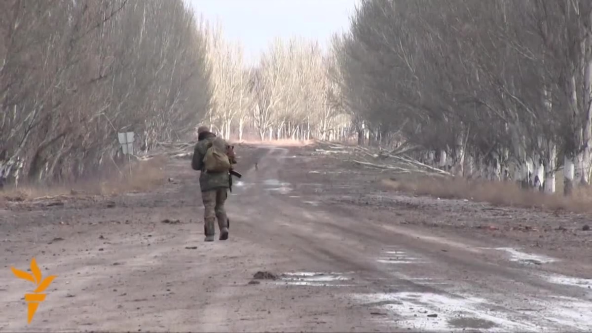 Ukrainian Volunteers Hold Checkpoint From Separatist Attacks