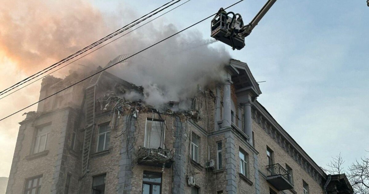 У столиці внаслідок падіння уламків дронів загорівся дах одного з корпусів Нацбанку