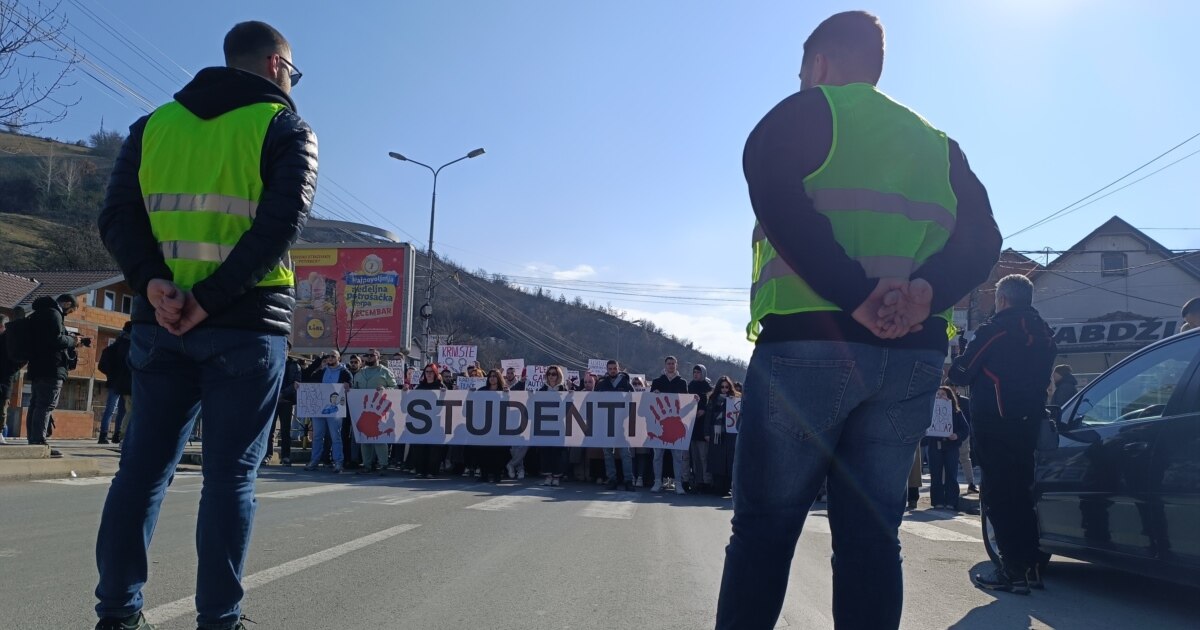 Student povređen u naletanju auta na blokadu u Novom Pazaru
