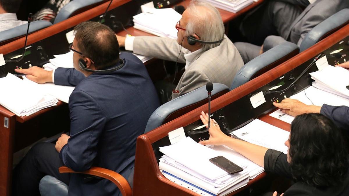 Уставни измени се потребни но со реална анализа и без притисоци