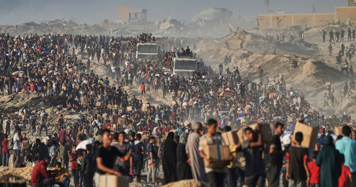 Palestinezët e uritur i vërsulen kamionëve të rrallë me ndihma në Gazë