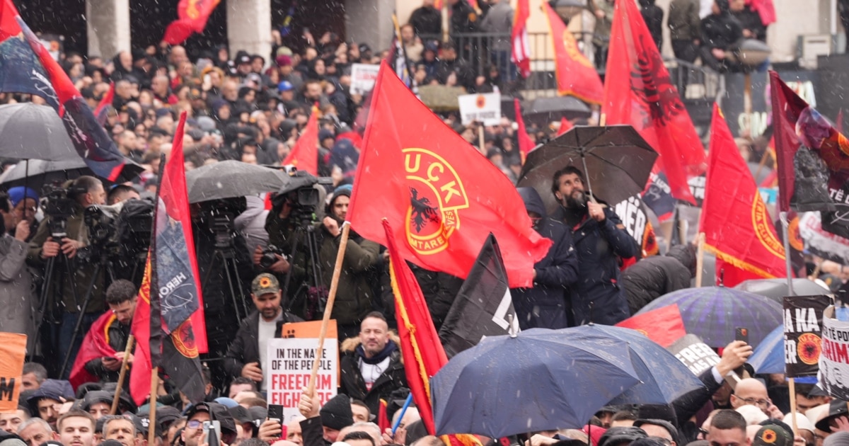 18-vjetori i shtetësisë gjen Kosovën mes festës dhe protestës