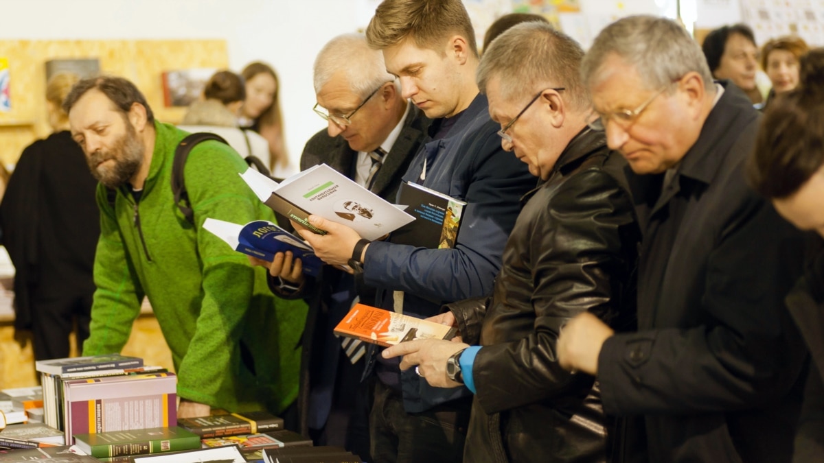 "Выбросить книгу рука не поднимается"