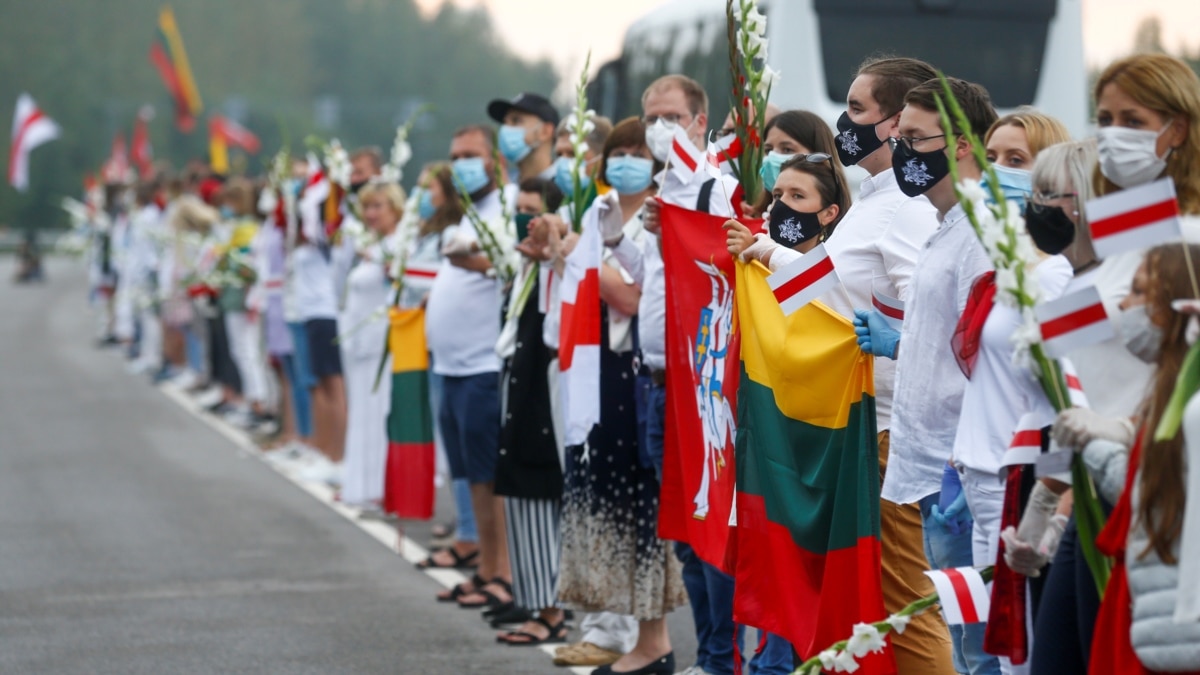 Lithuanians Form 'Freedom Way' Human Chain In Solidarity With Belarus ...