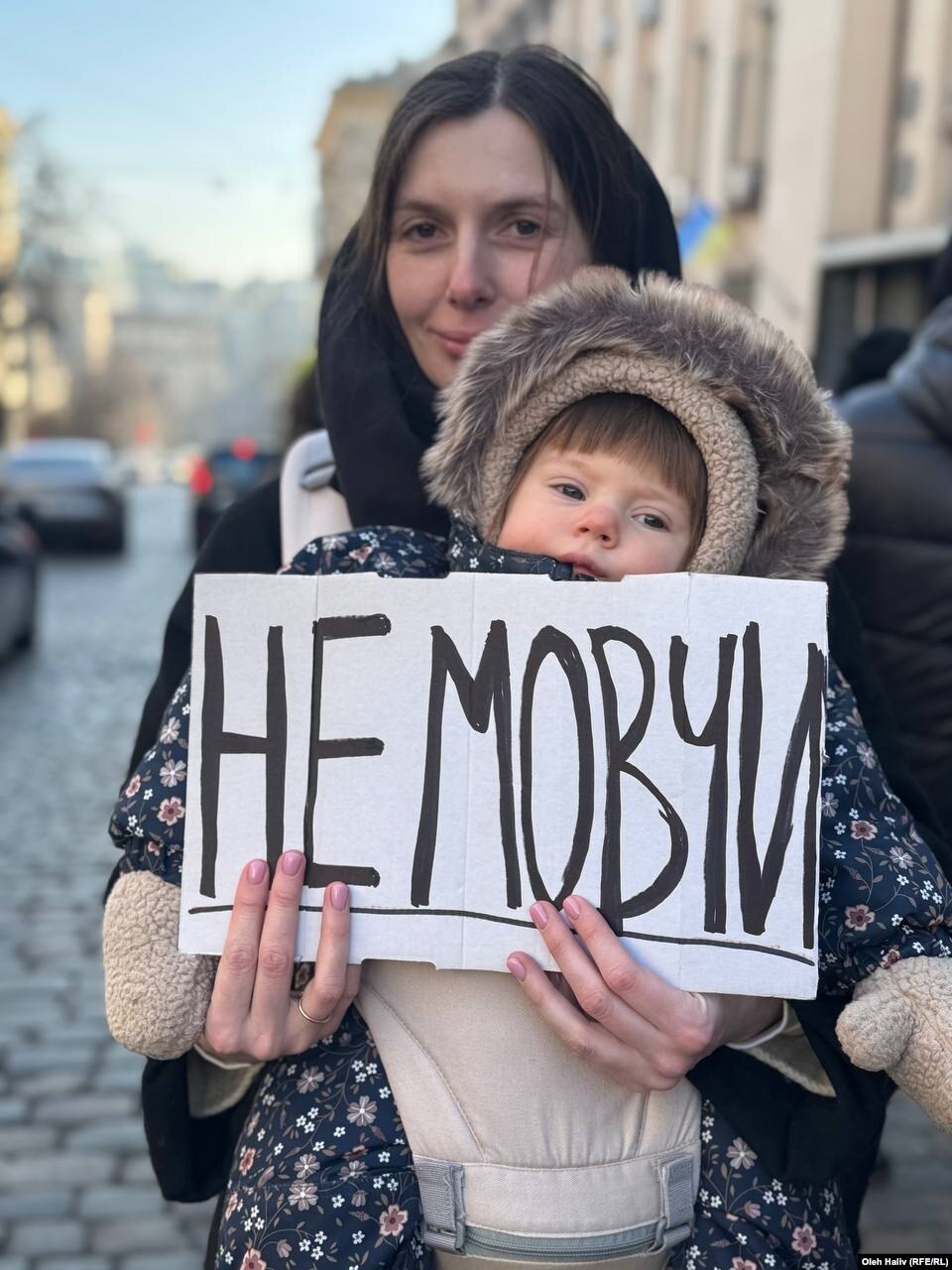 У центрі Києва проходить акція з вимогою відсторонити керівника Молодого театру через ...