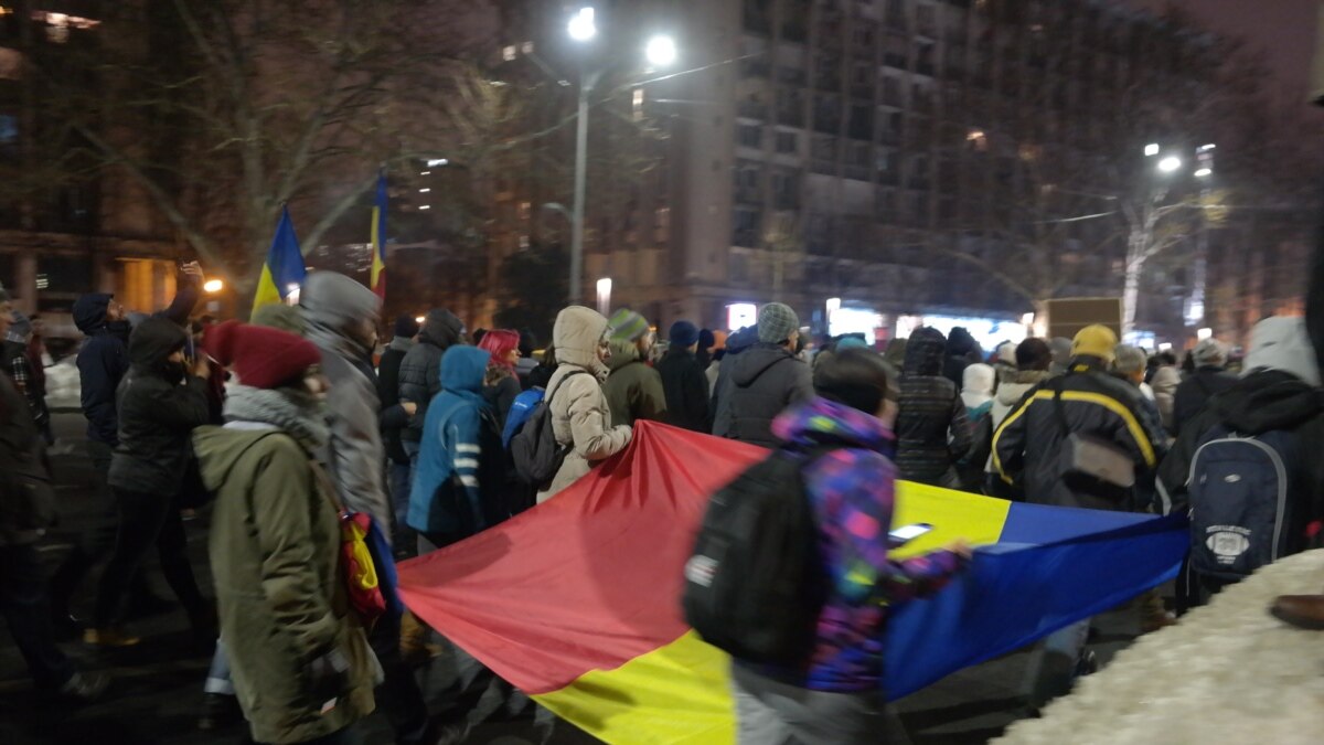 Thousands March In Romania Against Plan To Pardon Criminals