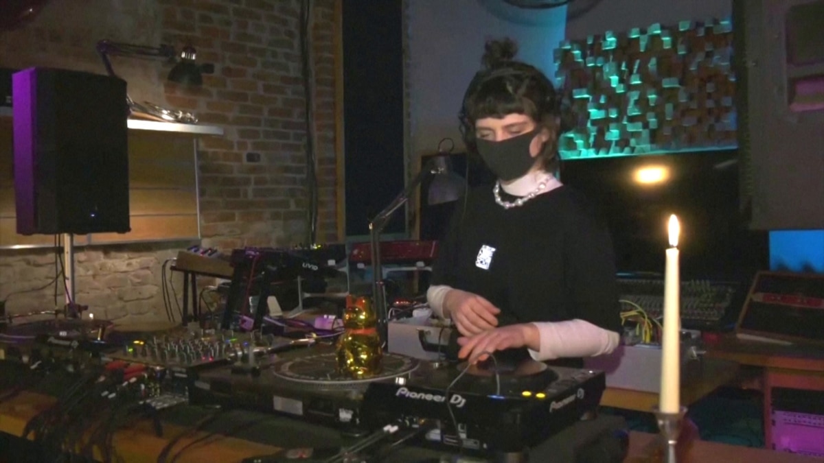 Ukrainian DJ Goes Online During COVID-19 Lockdown
