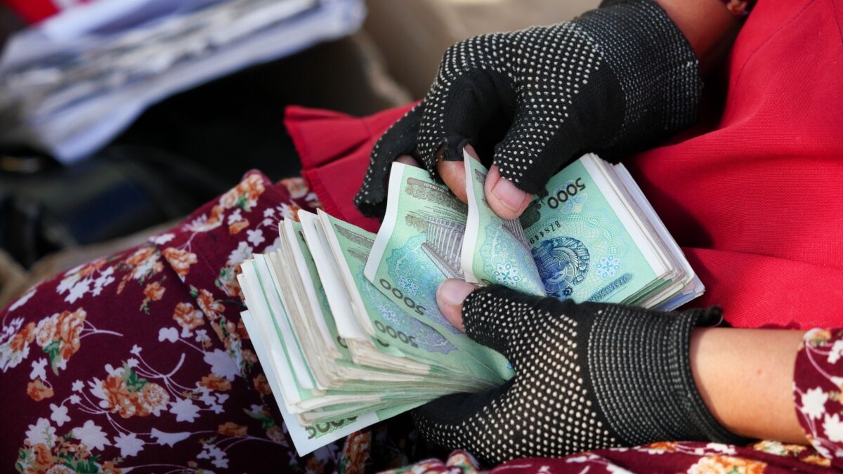 Uzbekistan Introduces 200 000 Som Banknote To Ease Cash Payments Uzbekistan Introduces 200 000 Som Banknote To Ease Cash Payments