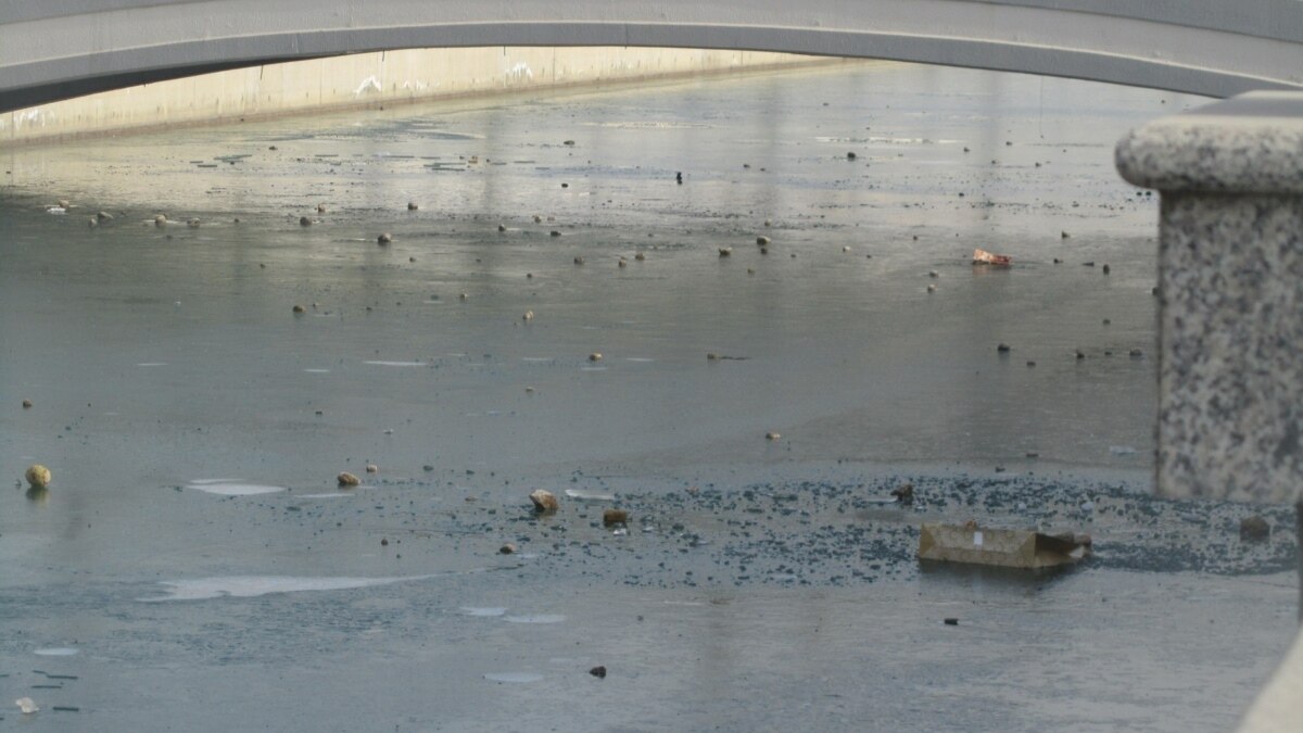 Ashgabat Residents Turn Up Noses At Smelly Artificial River