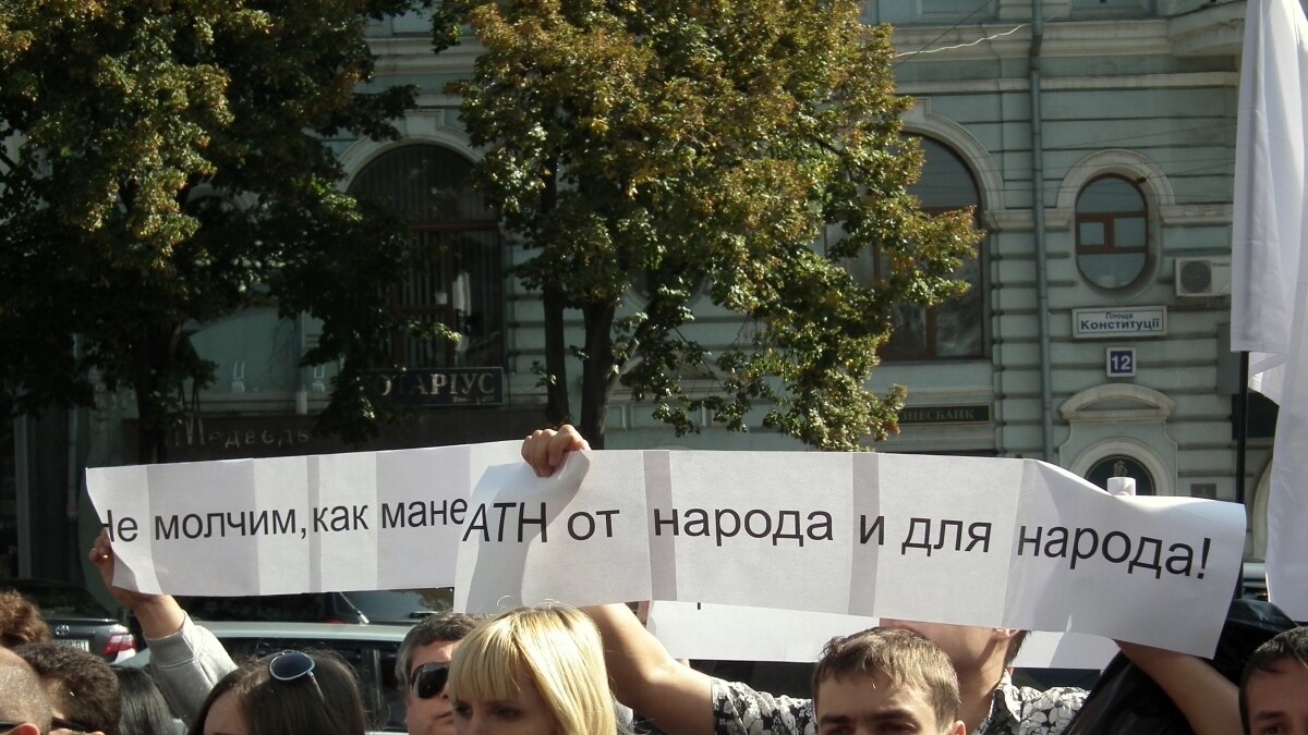 Ukrainian TV Journalists Protest Kharkiv Channel Closures