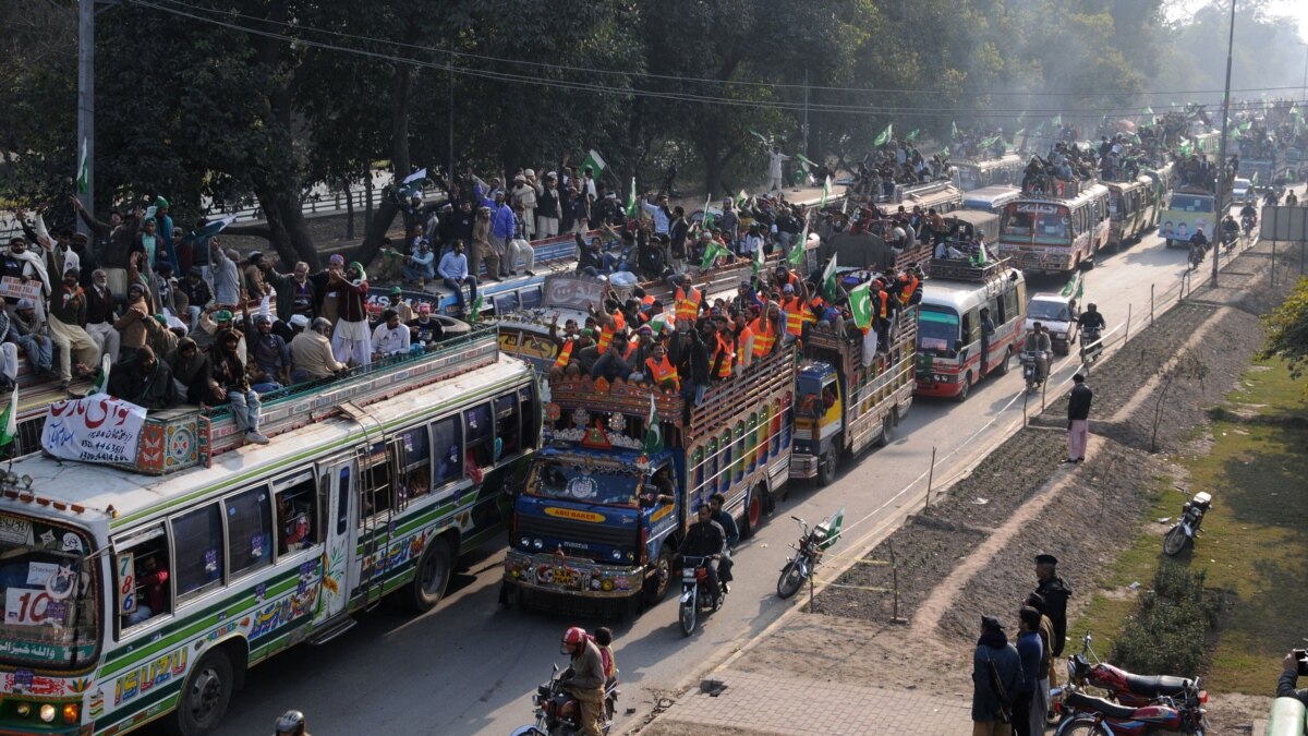 Pakistani Cleric Leads Thousands On Protest March
