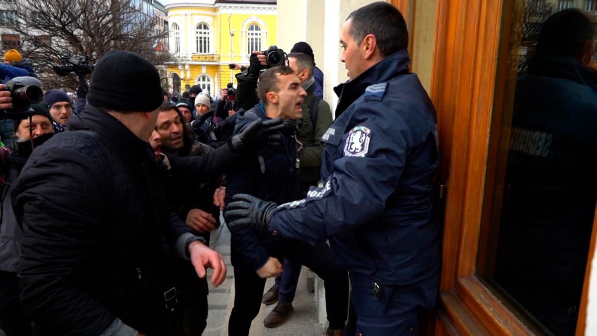 Bulgarian Far-Right Protesters Try To Storm Parliament During Rally ...