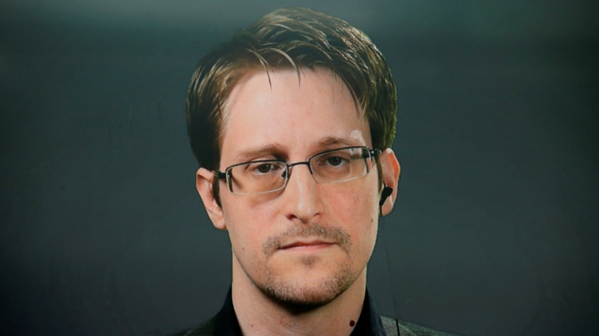 Snowden Receives Russian Passport, Takes Citizenship Oath