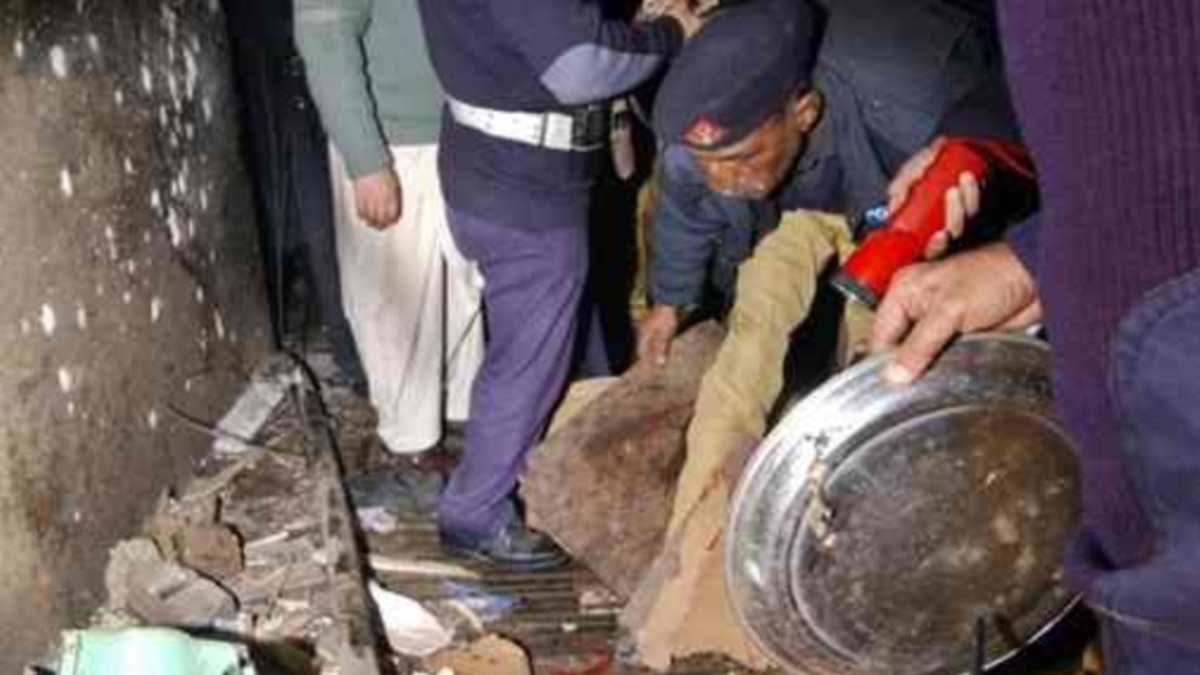 Bomb Blast Kills At Least 10 Near Pakistani Mosque