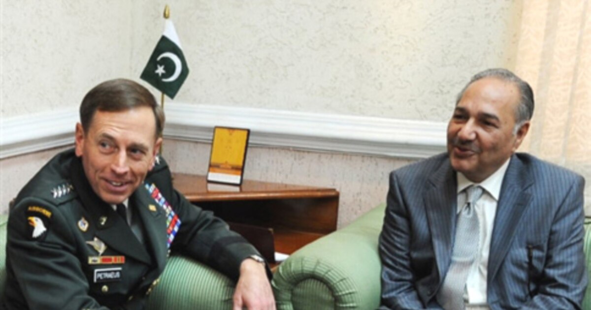 Petraeus Visits Pakistan To Review Counterinsurgency Cooperation