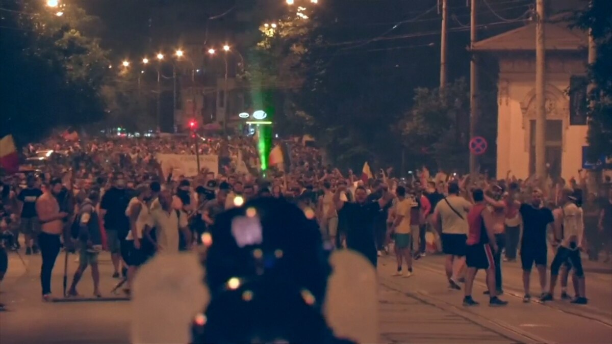 Romanian Protest Turns Violent After Police Scuffle With Protesters