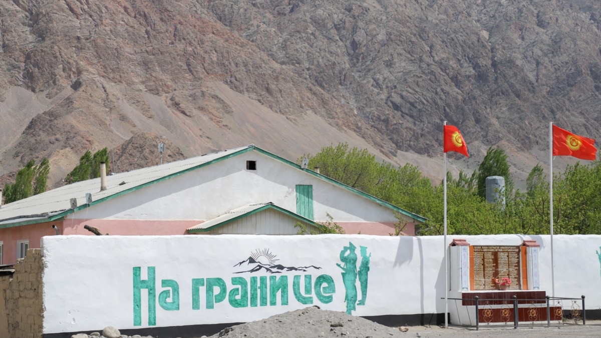 One Tajik Border Guard Killed In Border Skirmish With Kyrgyz Guards