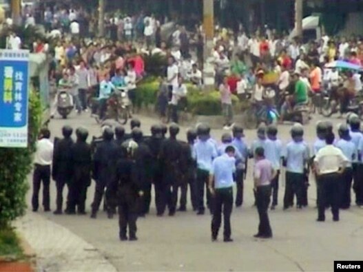 Refworld | Chinese police use tear gas to quell protests, detain 25