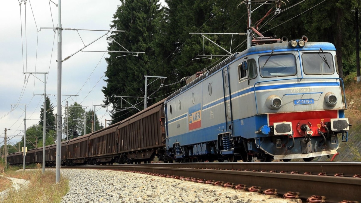 Foști directori ai CFR Marfă au vândut la fier vechi 2.500 de vagoane ...