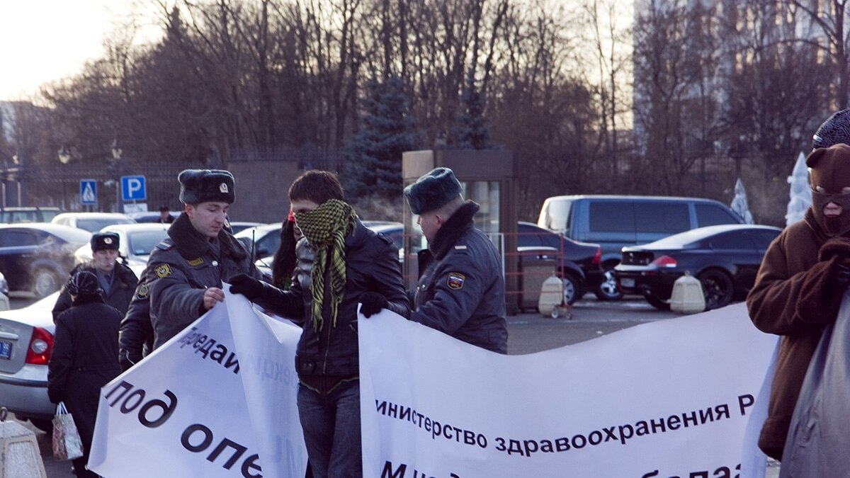 Russian Activists Detained At AIDS Day Protest