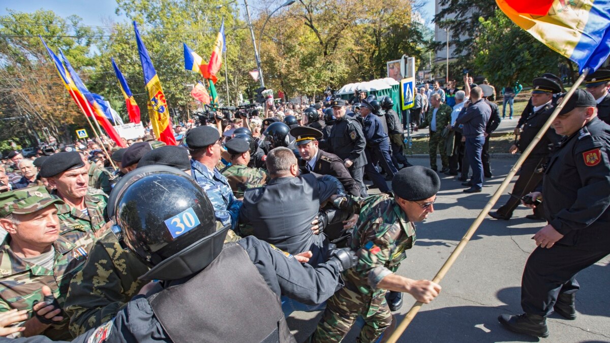 Moldovan Capital's Mayor Urges Nonviolence In Protests