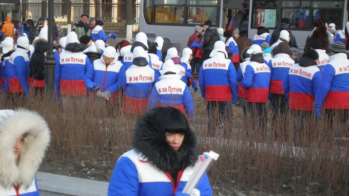 Tens Of Thousands Back Putin In Russia Rally Battle